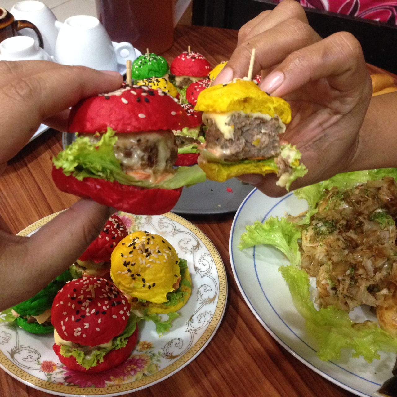 Chooyaya Secret Garden : Colorful mini burger - Homemade beef patty.