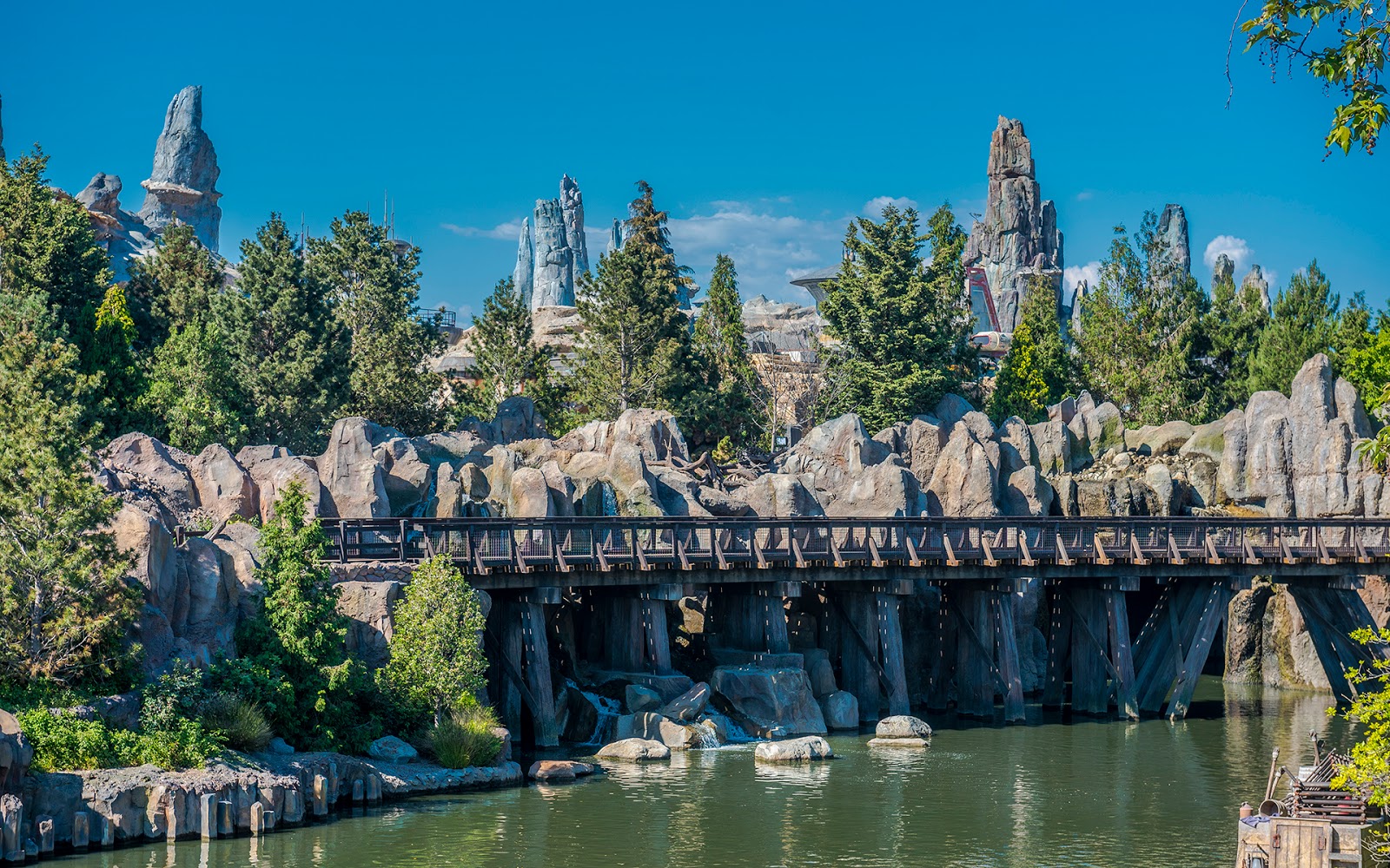 Batuu Peeking Through
