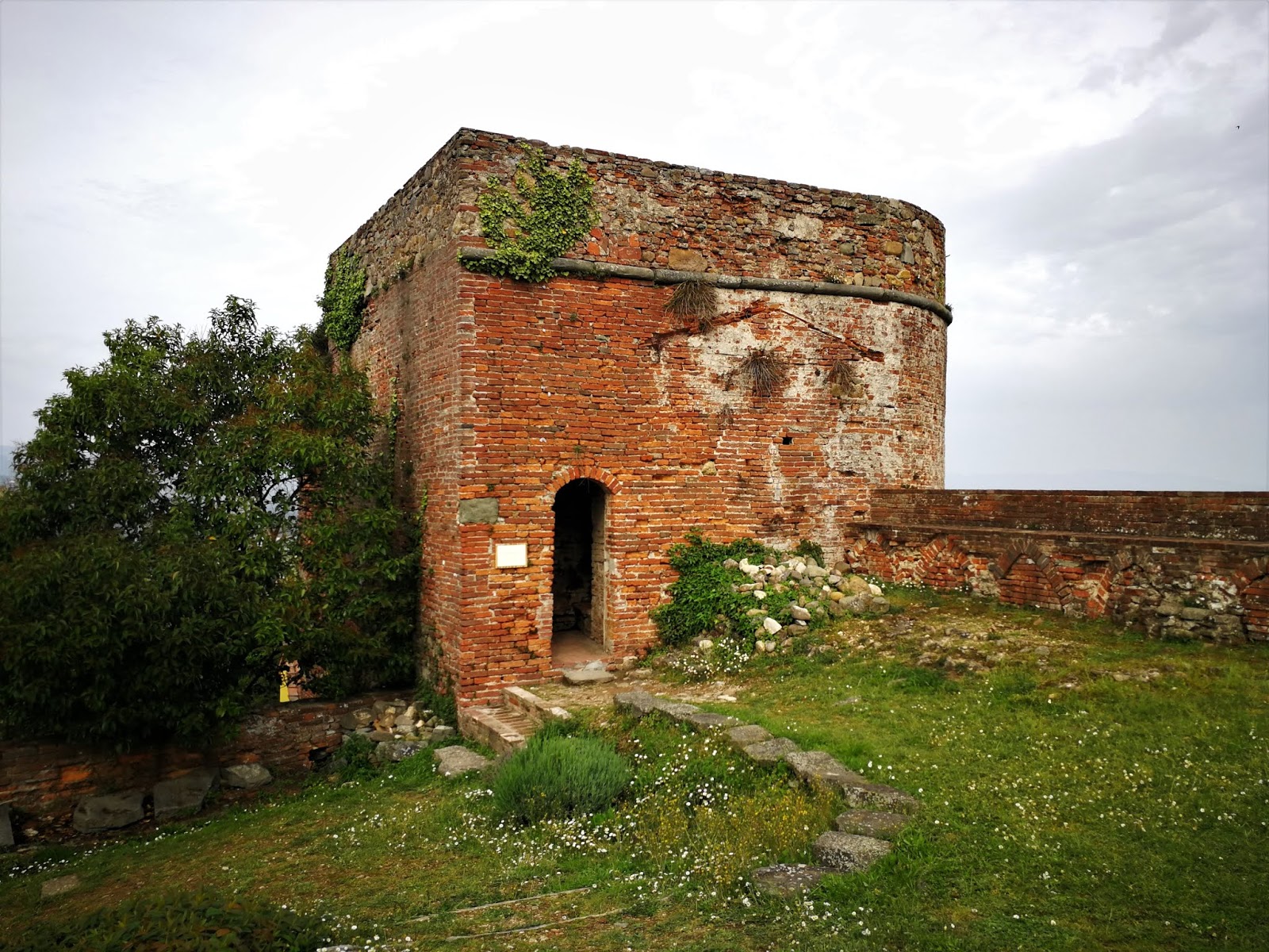 Alla scoperta della Fortezza di MONTECARLO (di Lucca).
