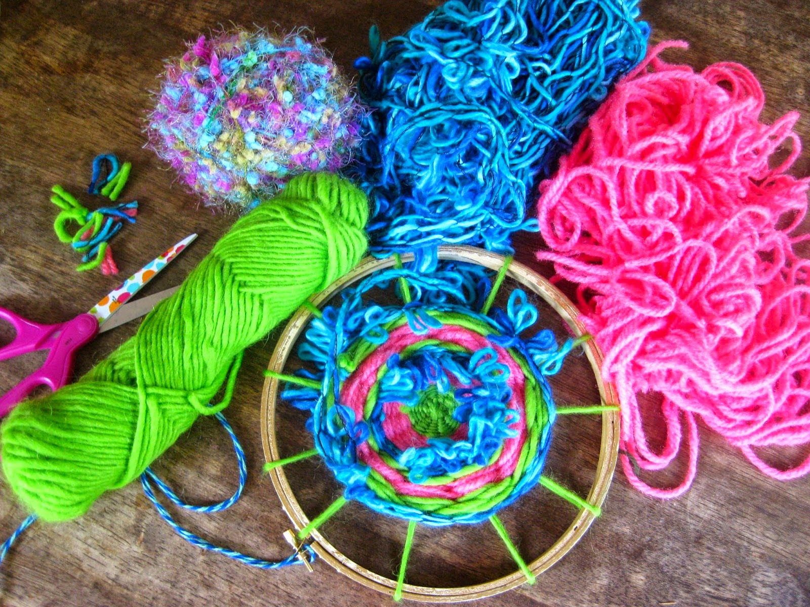 Cassie Stephens: In the Art Room: CD and Embroidery Hoop Loom Weaving