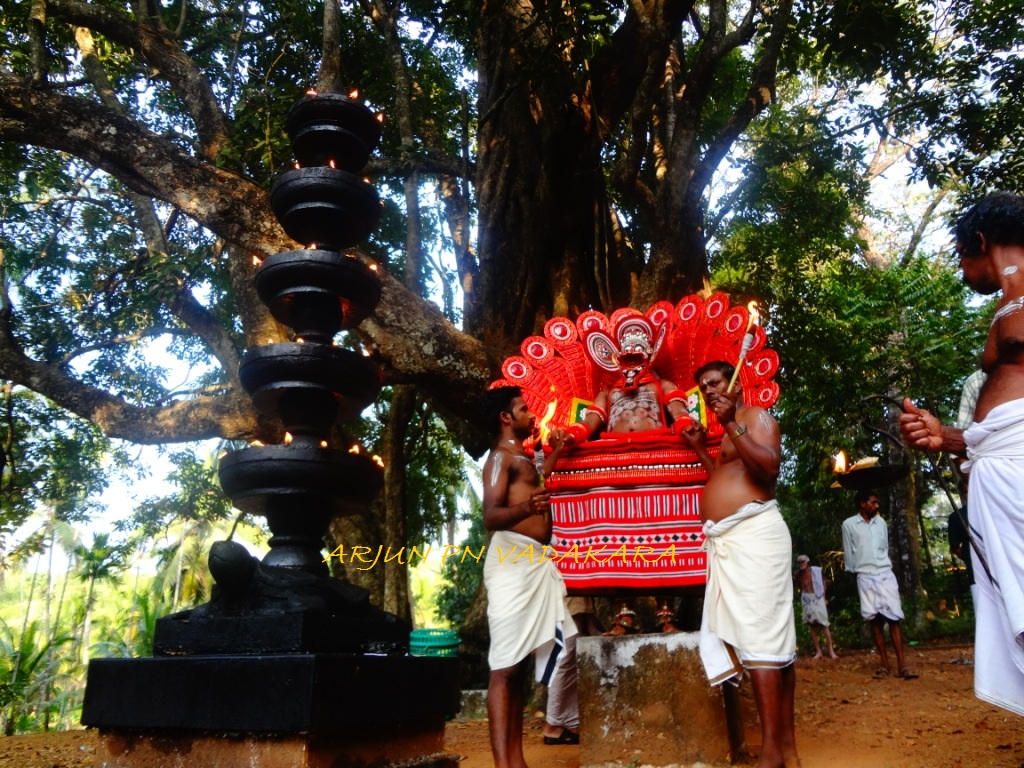THEYYAVUM THIRAYUM: KUTTICHATHAN IN PUTTARATHU TEMPLE BY ARJUN PN VADAKARA.