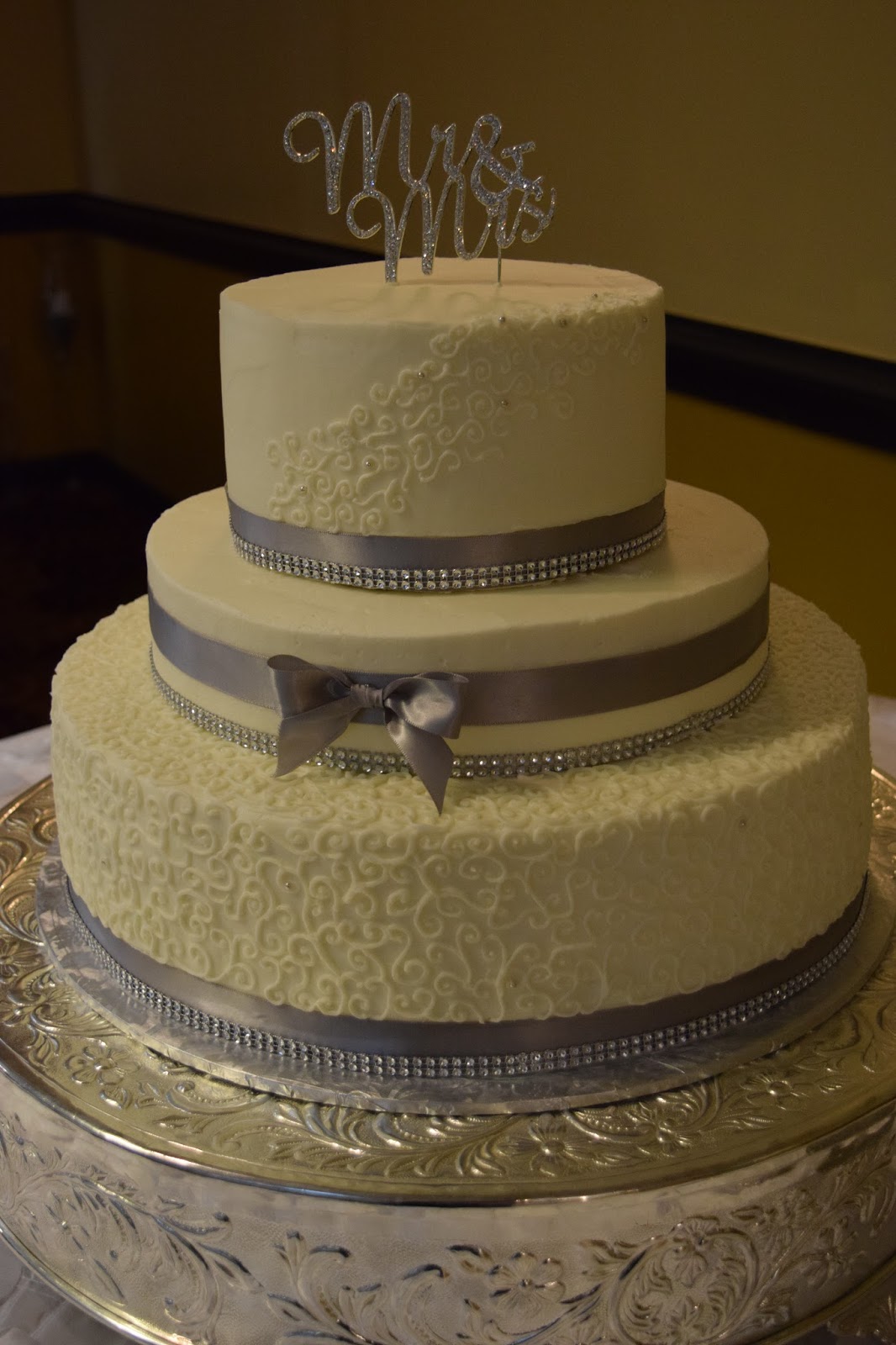 Cake Concepts by Cathy: Cornelli Lace and Scroll Work... both make ...