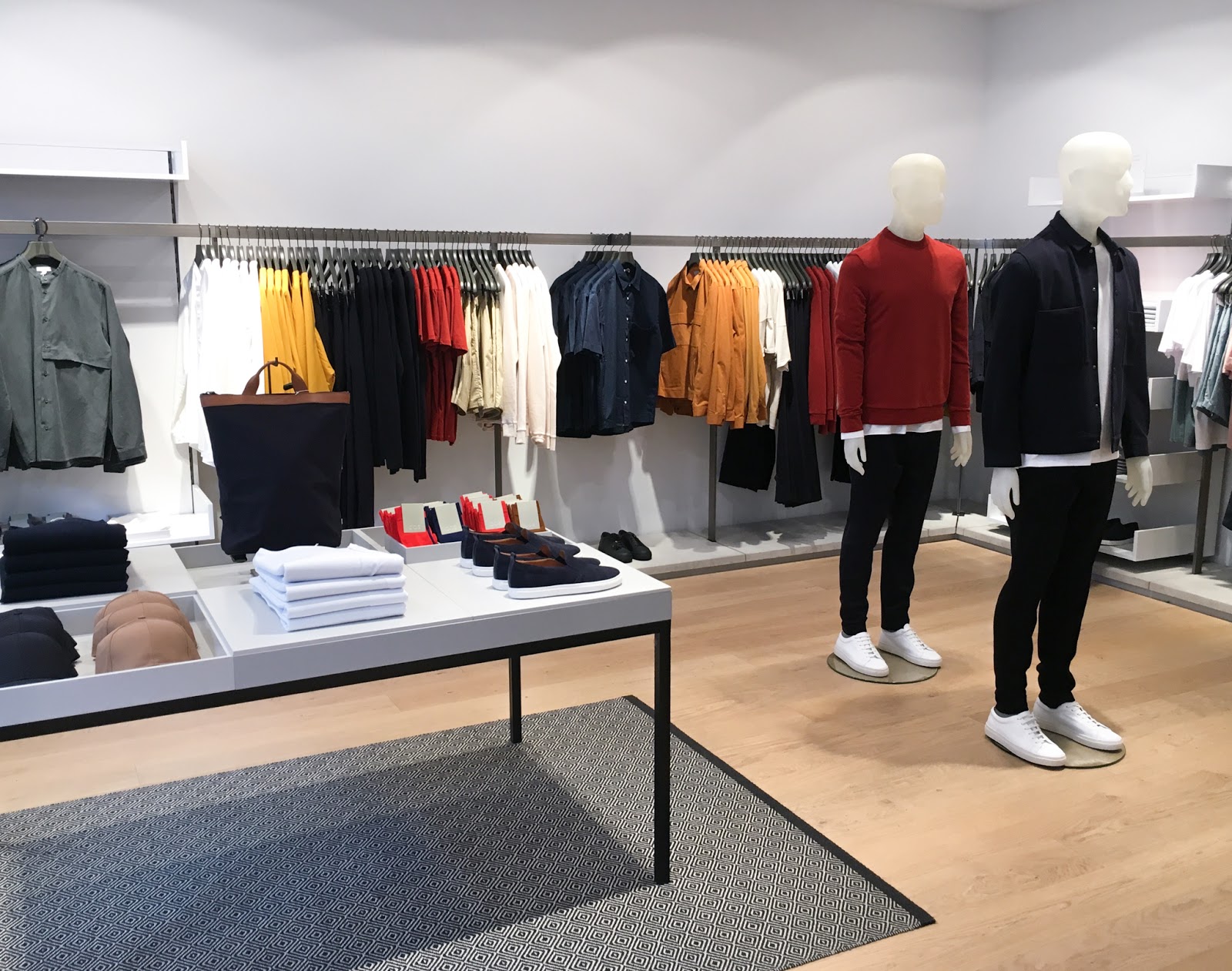 Mira Ahola VM: Esillepanot myymälätilassa