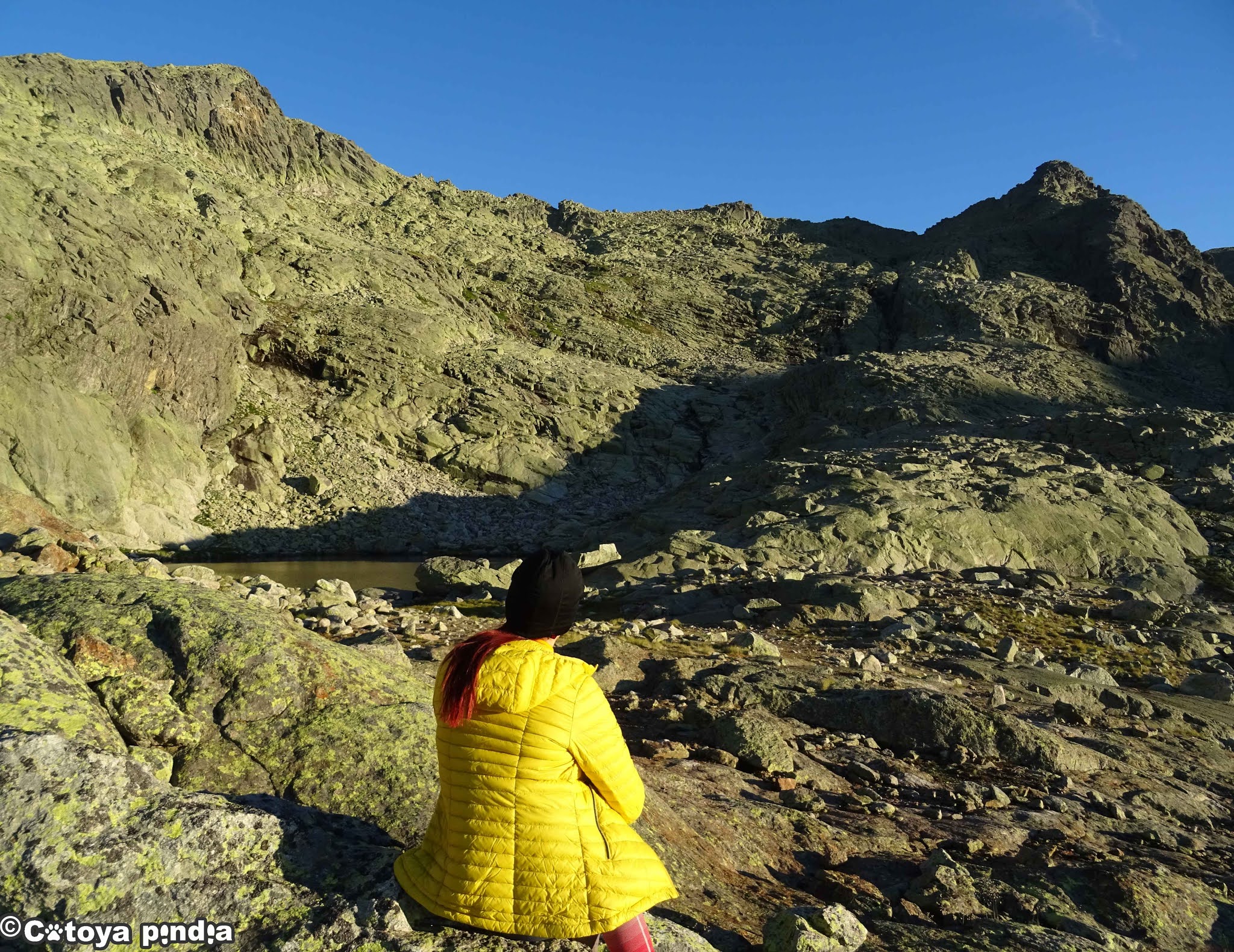 Laguna del Barco y crestería de La Covacha en la Sierra de Gredos