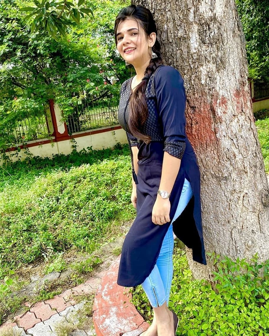 Beautiful Model Swati Mishra in Suit Photos - shoutoutly