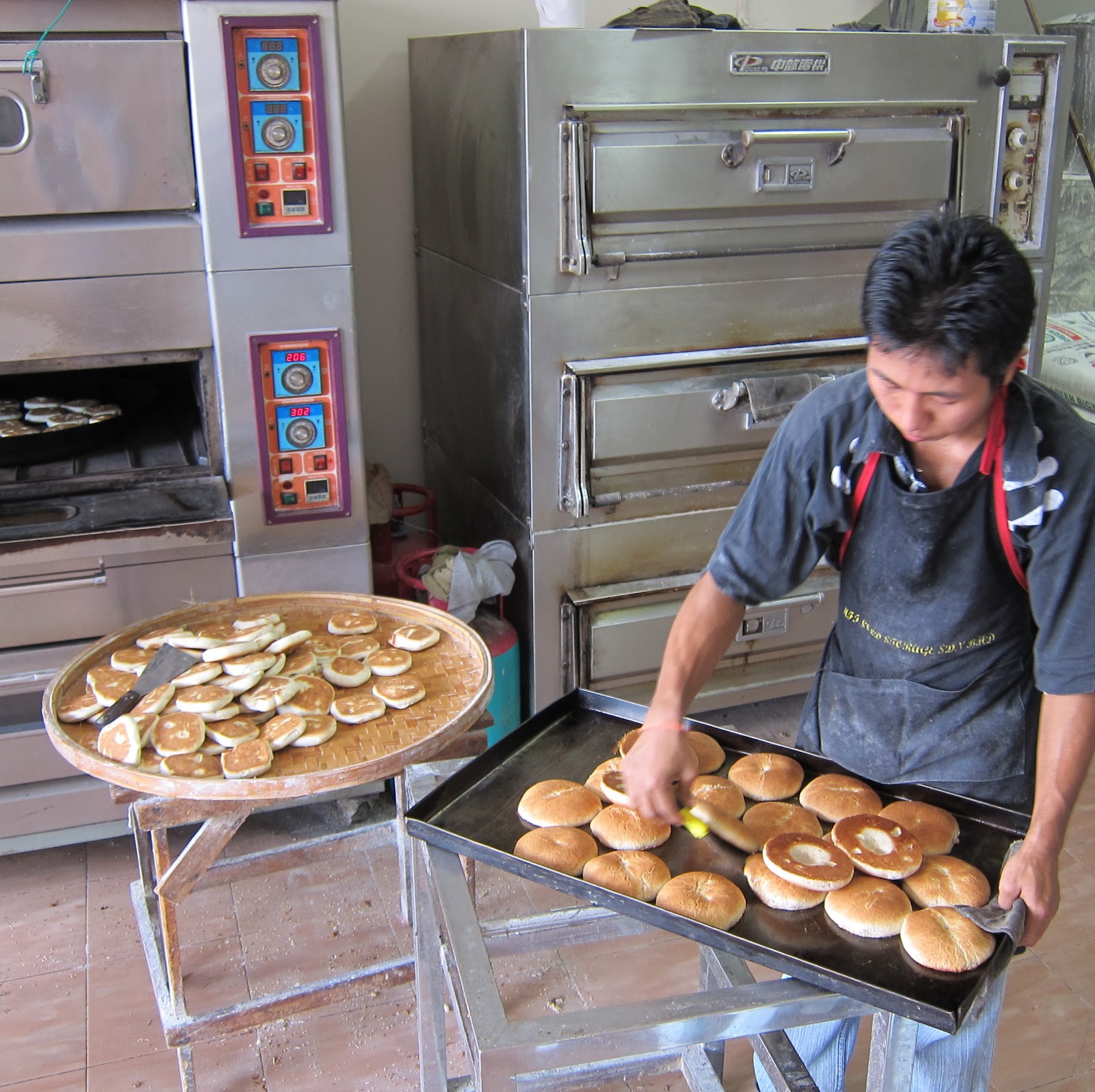 Traditional Foochow Biscuits 福州光饼 @ Eng Hin in Yong Peng, Johor |Tony ...