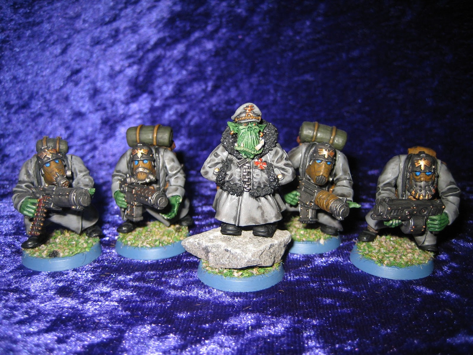 Making miniatures with Mario: Kromlech Ork group finished
