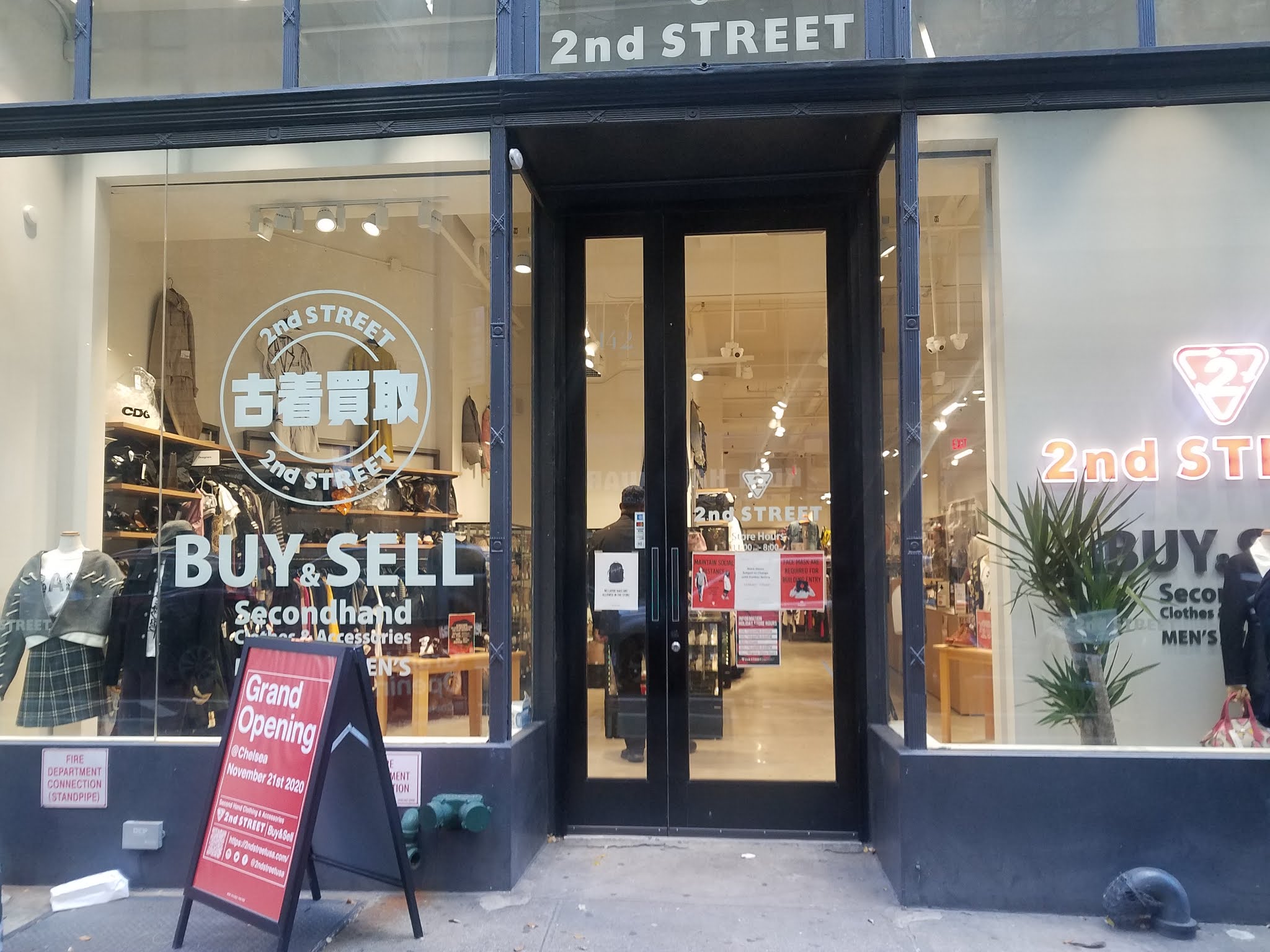 Second Hand Shopping with 2nd Street