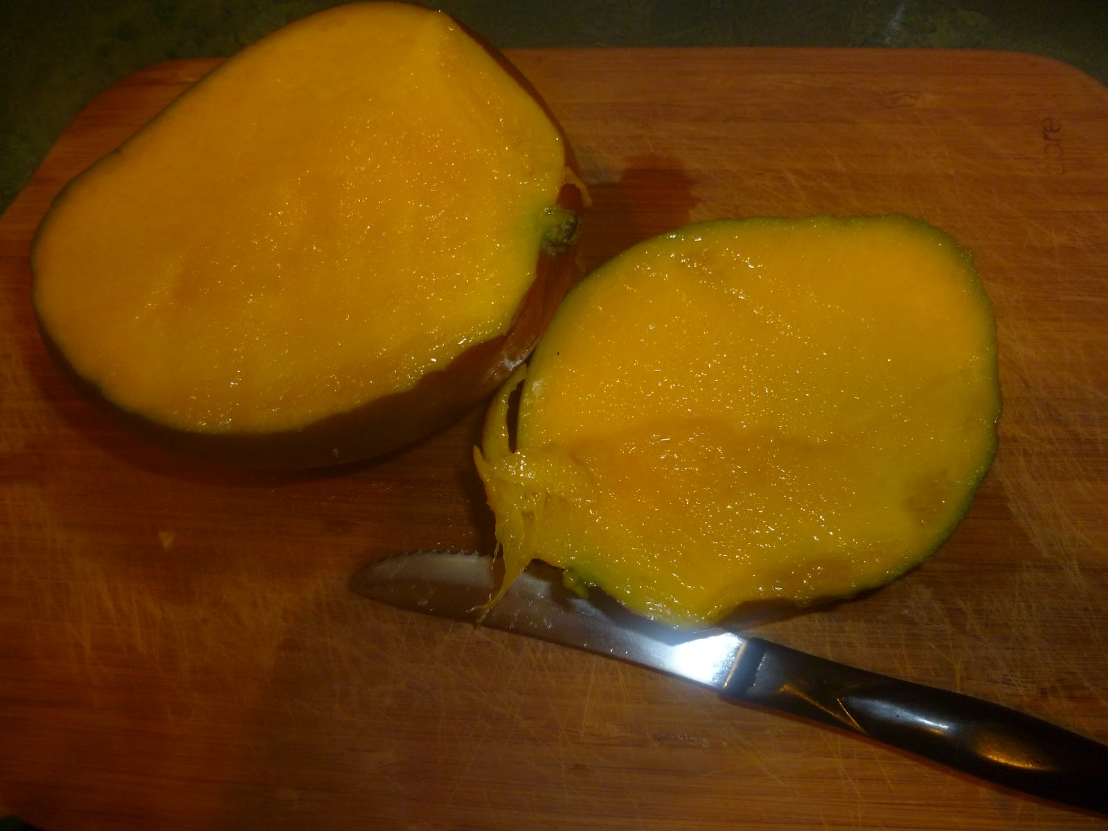 MOM'S QUICK TIP OF THE WEEK - HOW TO CUT UP A MANGO - Mama to 6 Blessings
