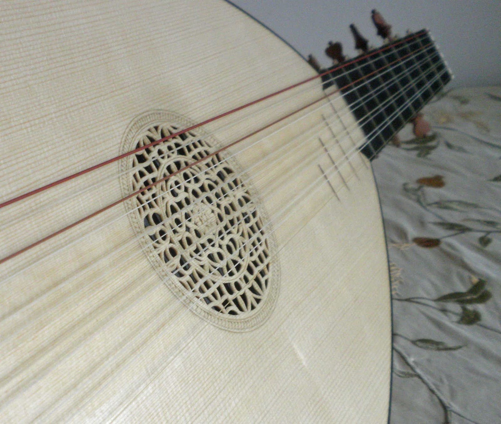 Buying a Lute: Renaissance lutes