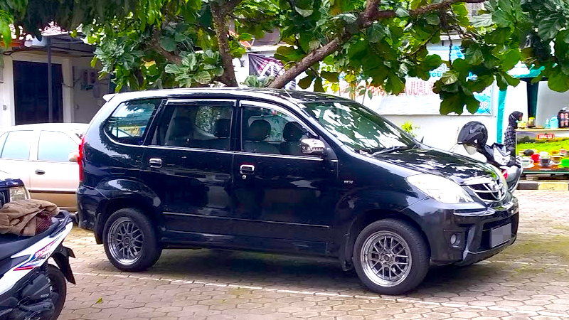 Toyota Avanza F600 Generasi Pertama