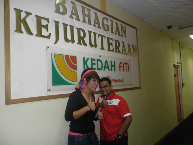 Zenny Salihuddin: Zenny g melawat radio Station :) !!!! hehehe