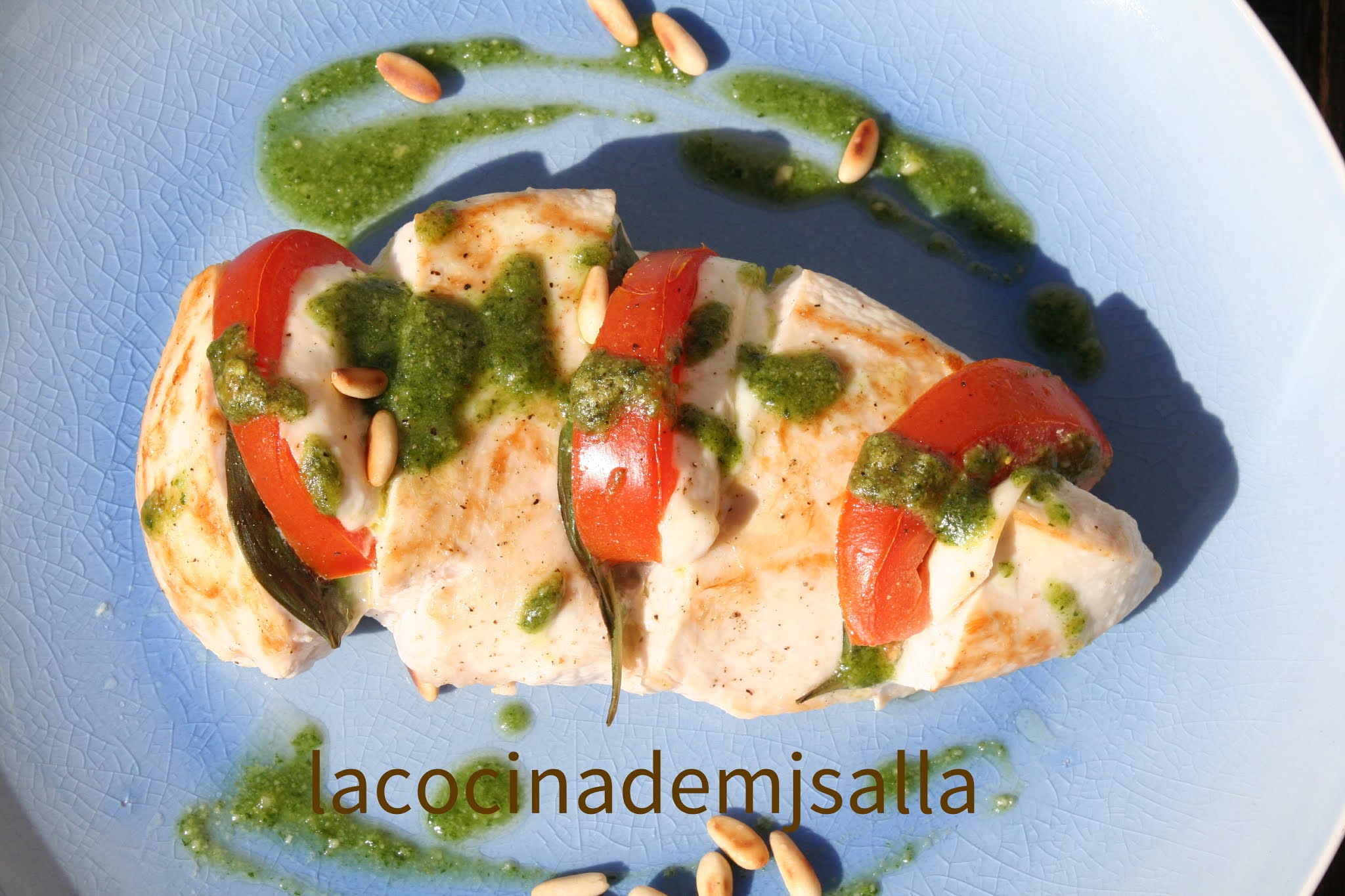 PECHUGA DE POLLO CON MOZZARELLA AL PESTO