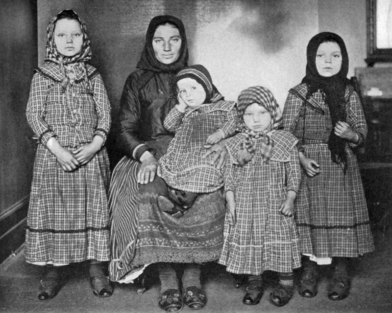 20 Vintage Photos of Big Immigration Families in the U.S From the Early ...