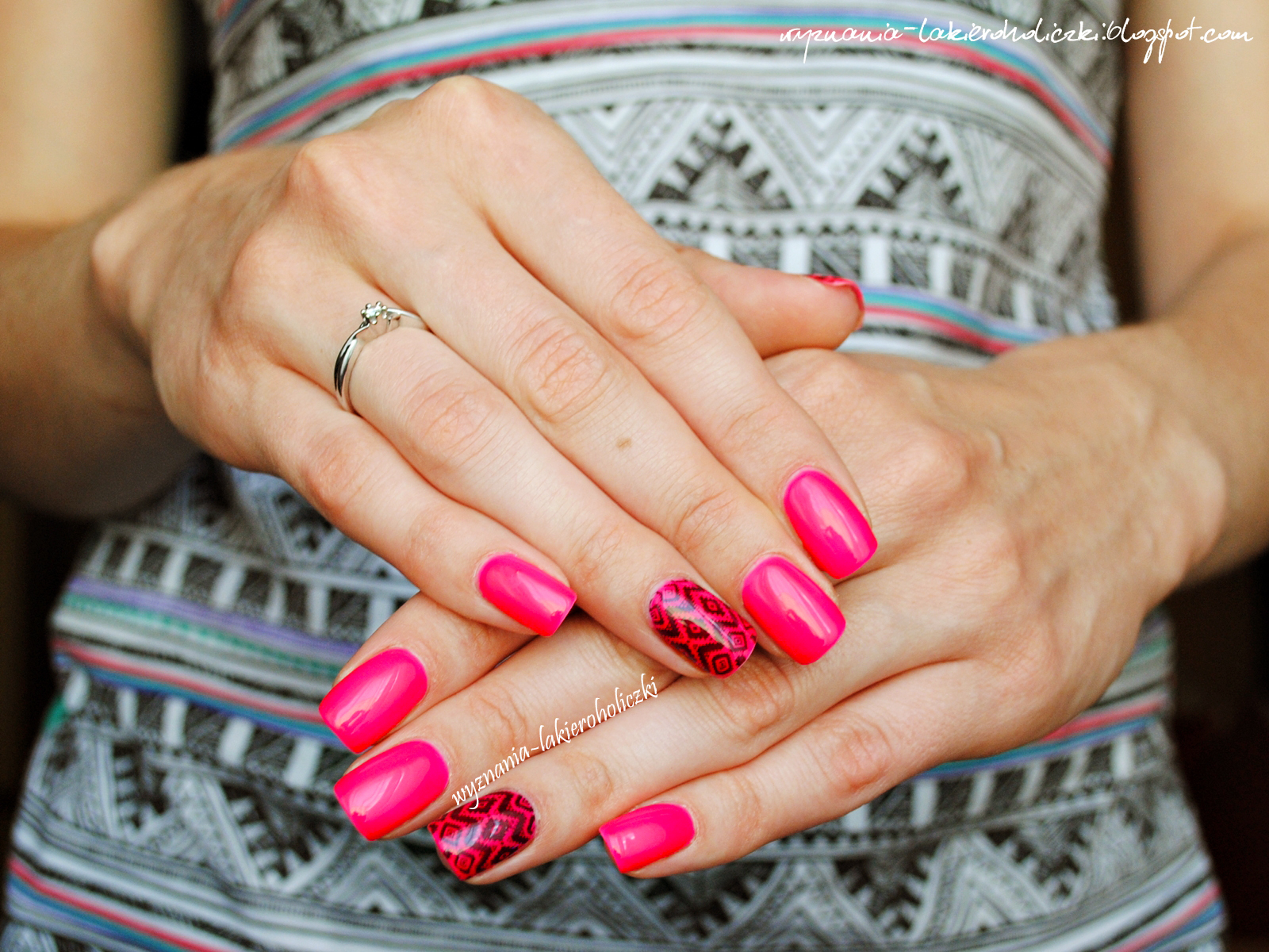 Confessions of a Polishaholic: Semilac 042 Neon Raspberry