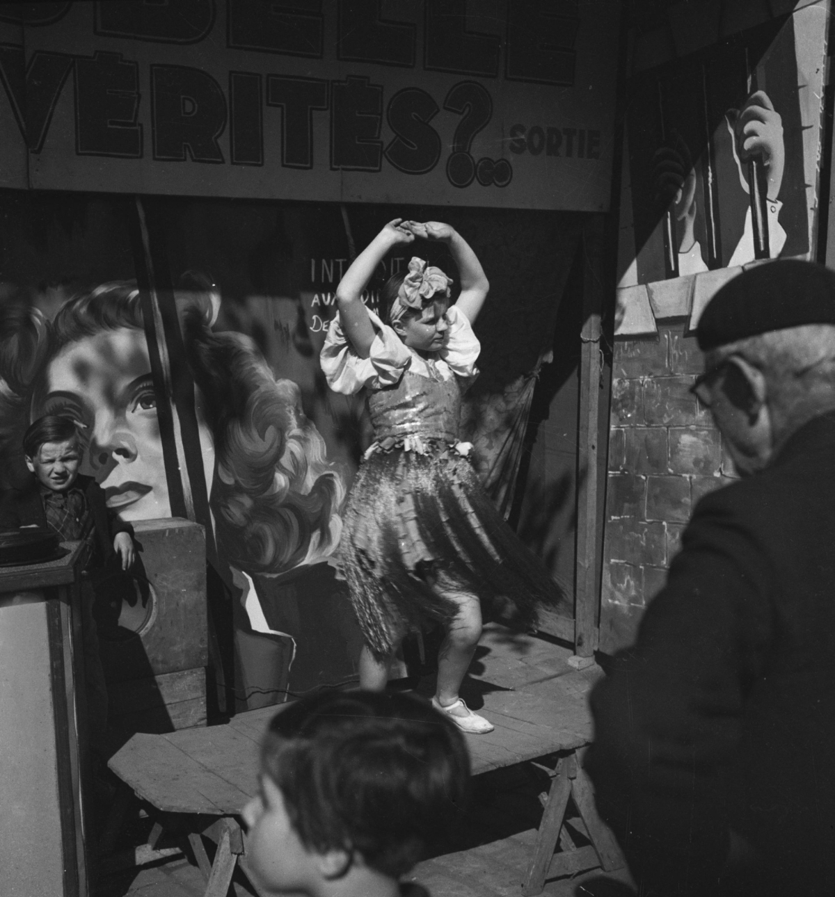 30 Vintage Photographs Capture Scenes at a Fun Fair in Paris, 1935 ...