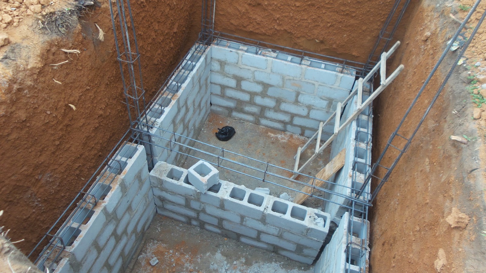 amazing viewpoints: The anatomy of a soak away/septic tank pit