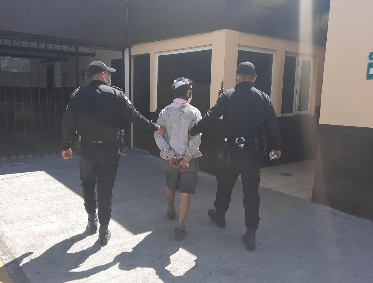 Policía Nacional Civil de Guatemala: Alias "el enano" presunto extorsionista capturado en Mixco