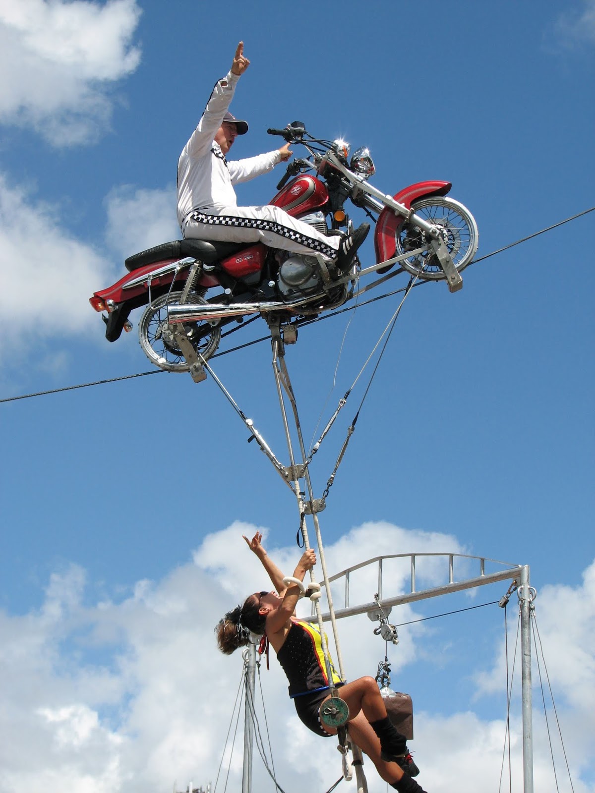 Bonao Internacional: FERIA DE LA JUVENTUD : EQUILIBRISMO MOTORIZADO