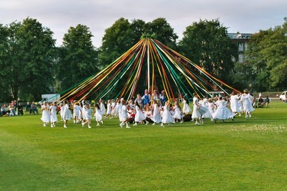 Palo de Mayo o Maypole | Noctambulando en el Bosque