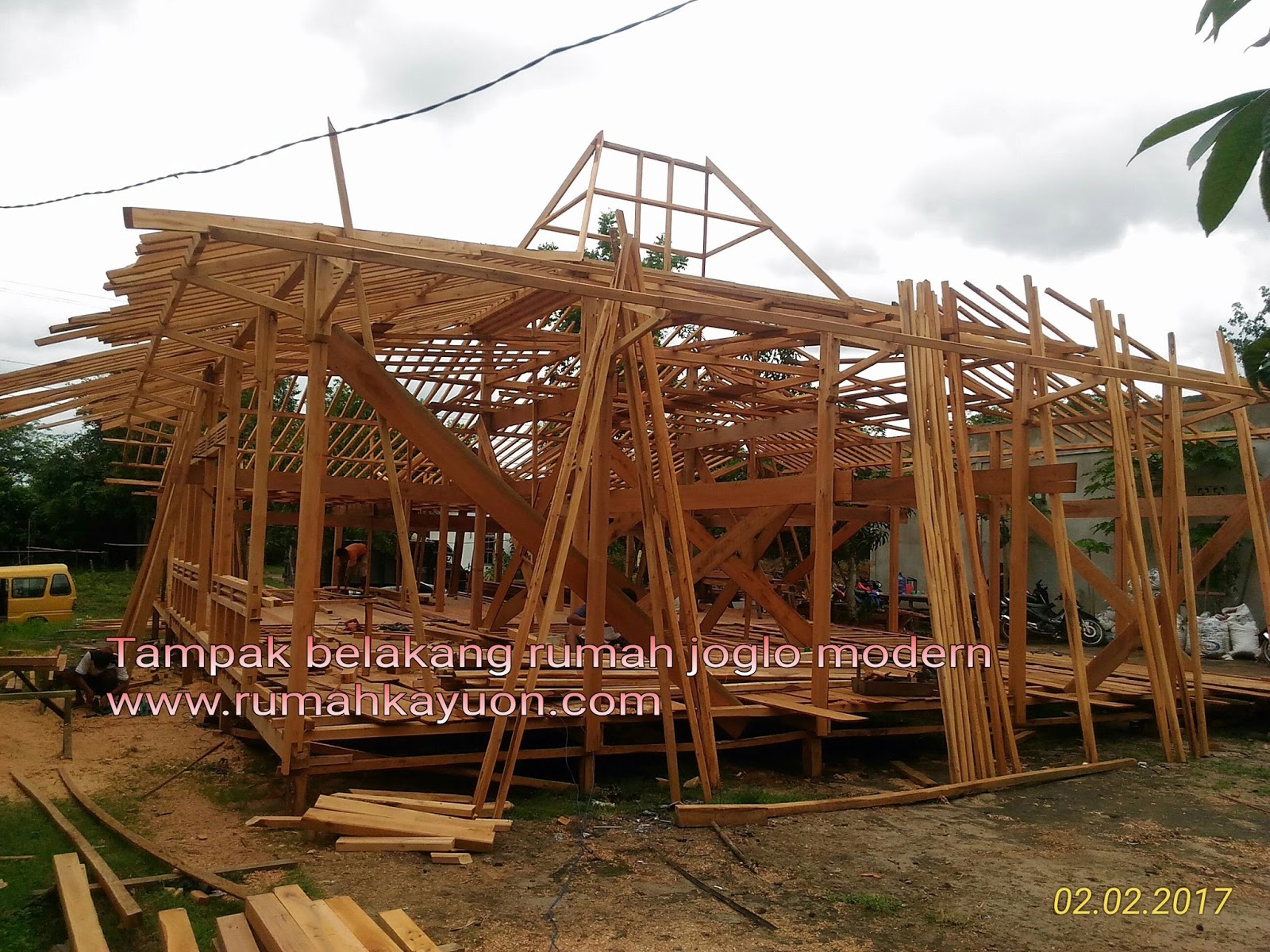 Proses pembuatan pesanan rumah kayu bongkar pasang joglo modern tipe ...
