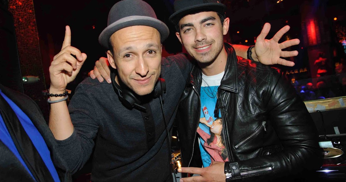 JOE JONAS POPS INTO DJ VICE VEGAS BOOTH