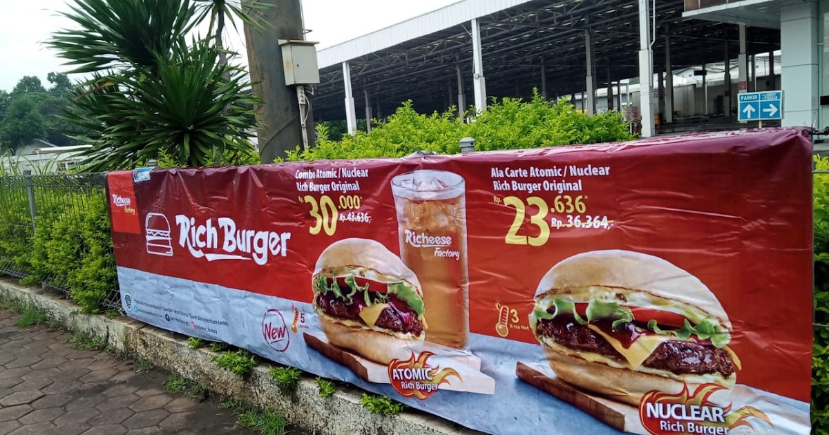 Pemasangan Spanduk Richeese Semarang dan Kudus Promo Menu Rich Burger