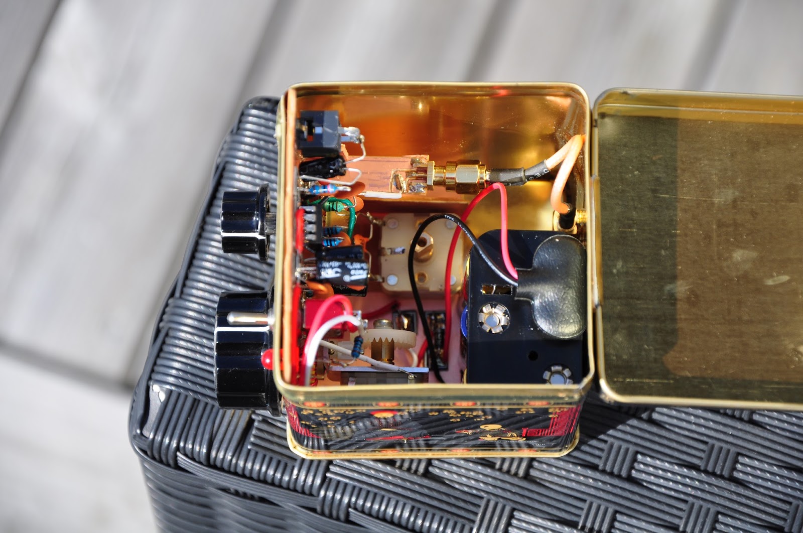 DIYcrap: EMRFD Direct conversion 40m receiver in a tea caddy