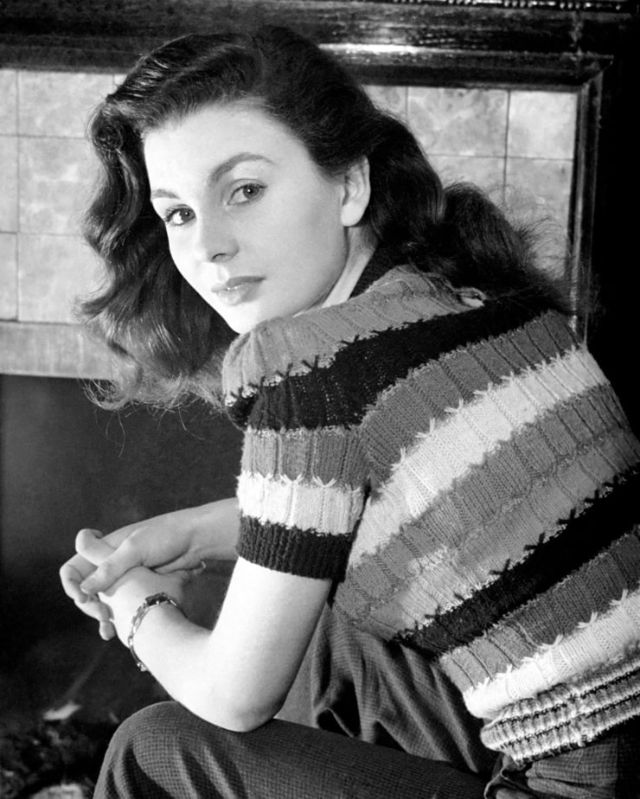 40 Gorgeous Photos of Jean Simmons in the 1940s and '50s ~ Vintage Everyday