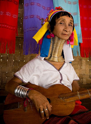 La Belleza: Mujeres Jirafas