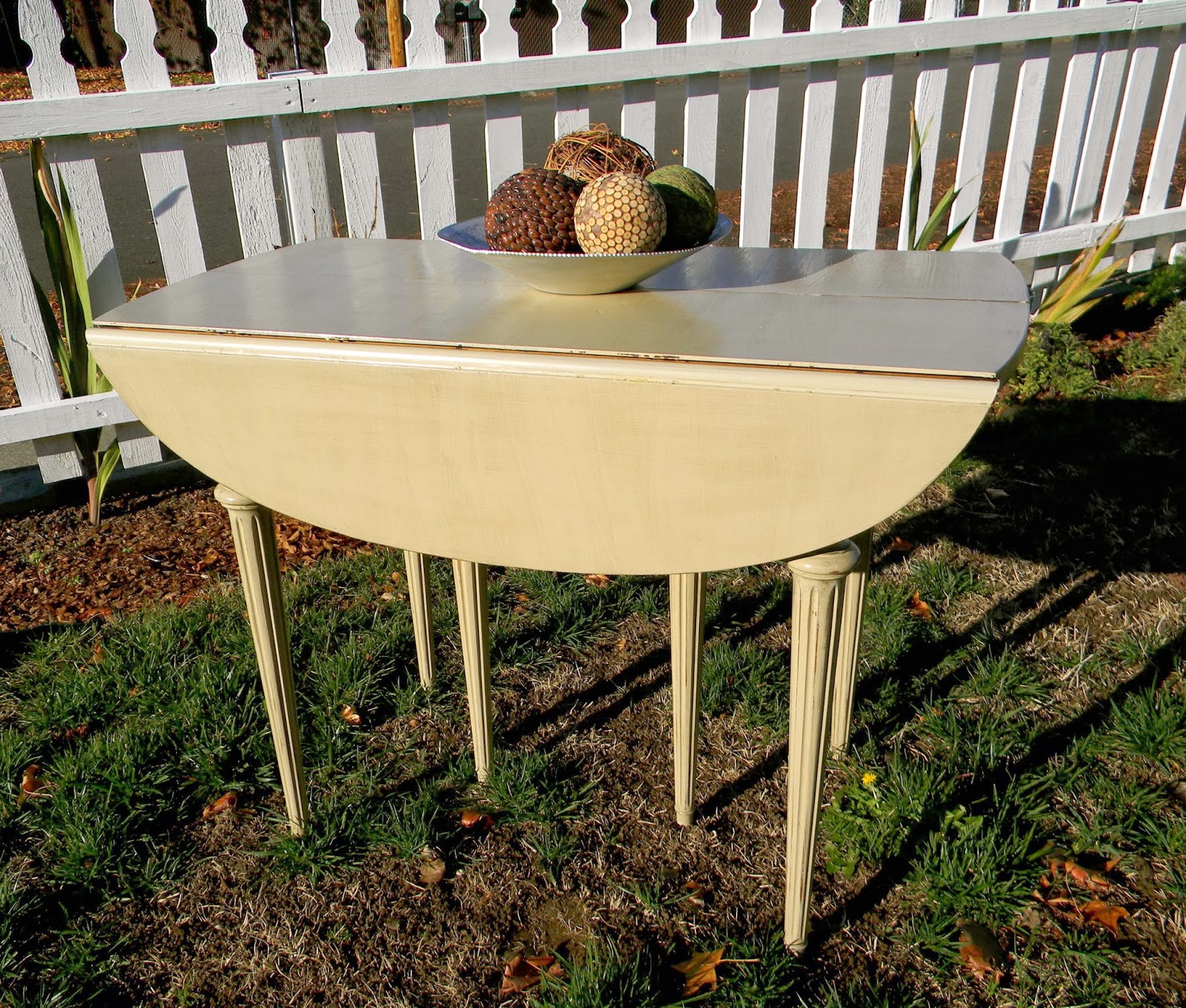 Emily's Up-cycled Furniture: The Incredible Shrinking Table