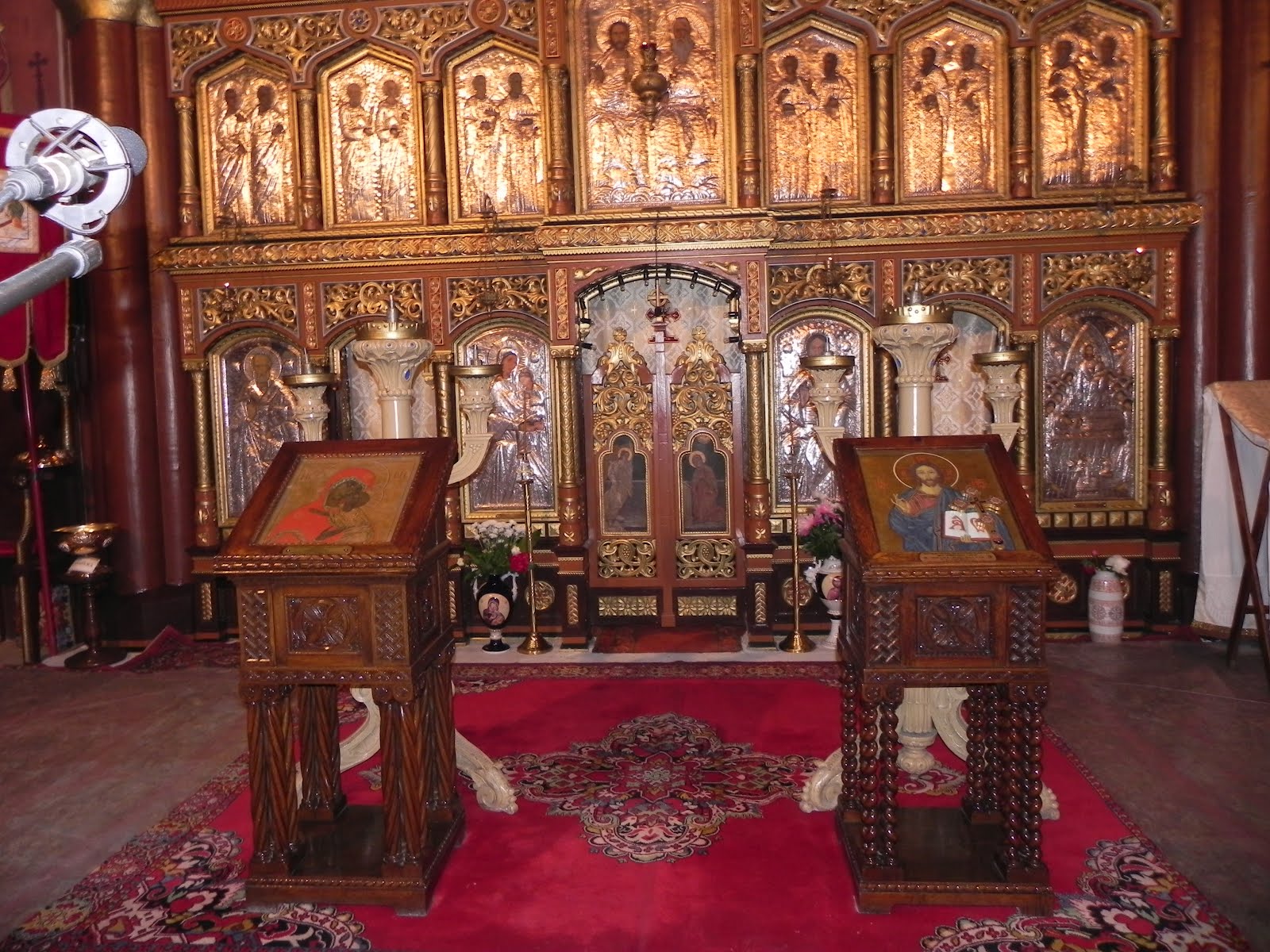 Biserica Ortodoxă "Adormirea Maicii Domnului" Brad: Imagini din biserică