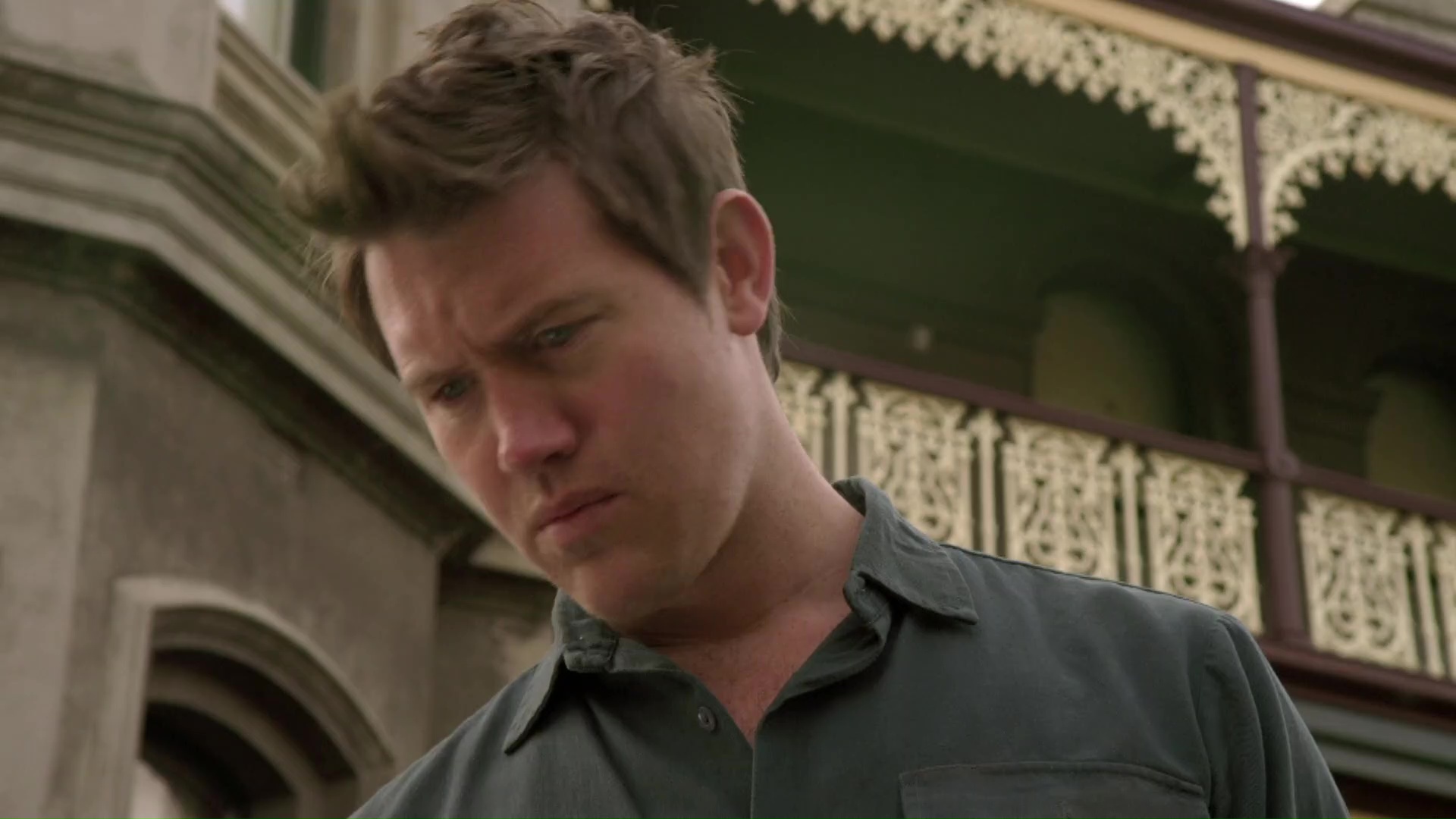 ausCAPS: Eddie Perfect shirtless in Offspring 2-11 "Complications"