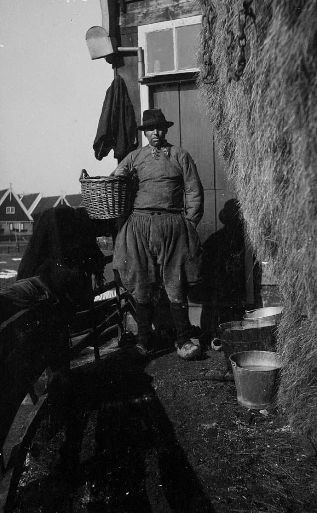 30 Vintage Photographs of Dutch Men in Traditional Volendam Worker ...