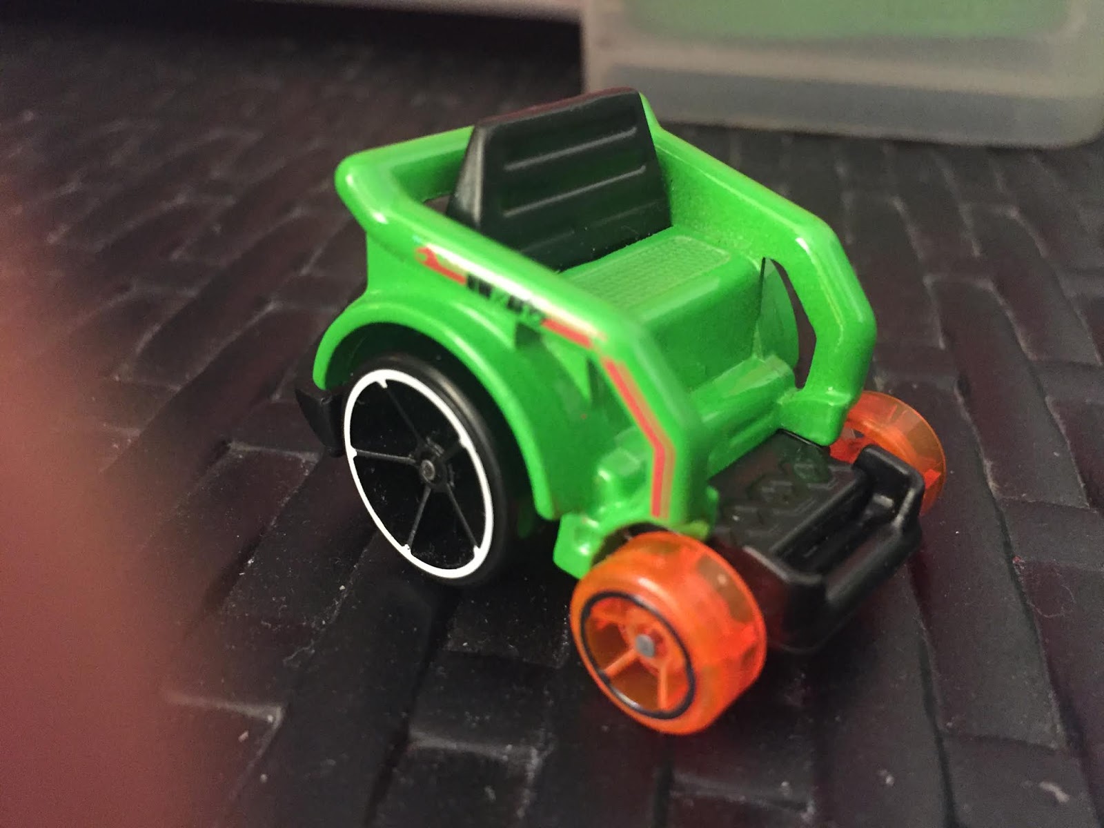 MIS COCHES DE ESCALA DE 1.60: WHEELIE CHAIR (HOT WHEELS)