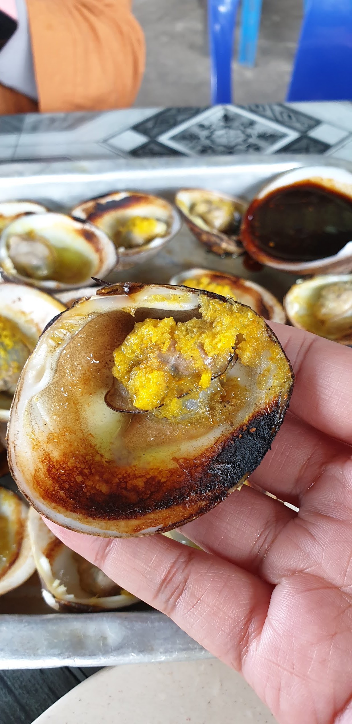 Makan Lokan Sedap di Gerai Kelapa Bakar Kak Tini (Lokan Bakar & Puding ...