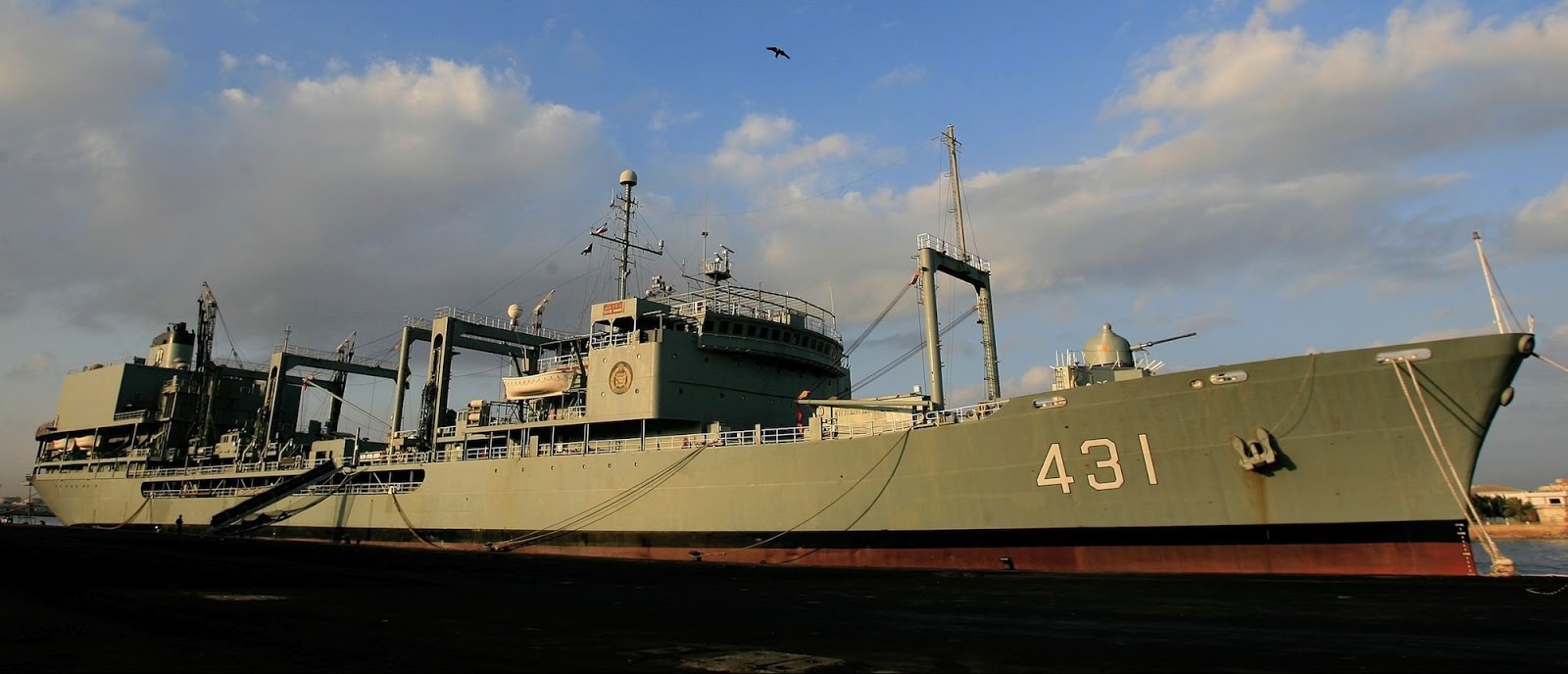 Ini dia kecanggihan Kapal Perang Iran Kharg 431 yang sandar di Tg Priok ...