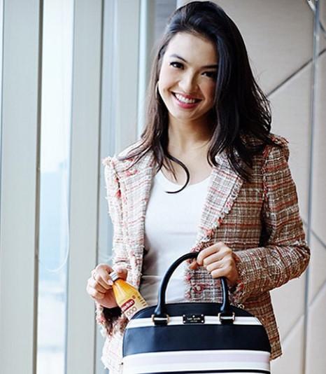 Raline Shah Unggah Foto Pakai Bikini dengan Pria, Awas Salah Fokus ...