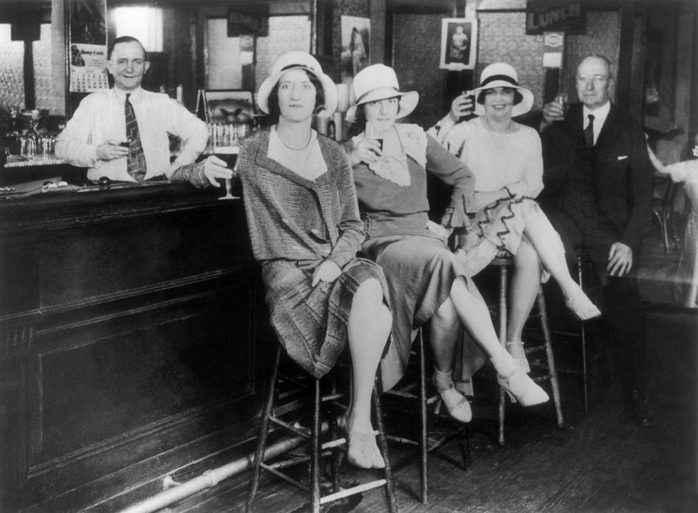 38 Amazing Photos Capture Women in Bars From Between the 1930s and ...