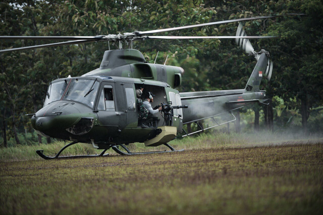 DEFENSE STUDIES: Uji Coba Penembakan Gatling Gun Helikopter Bell 412 ...