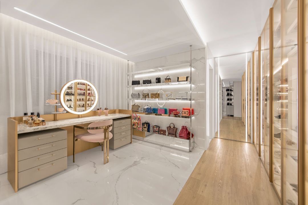 Closet contemporâneo e sofisticado com penteadeira, mármore, metal e ...