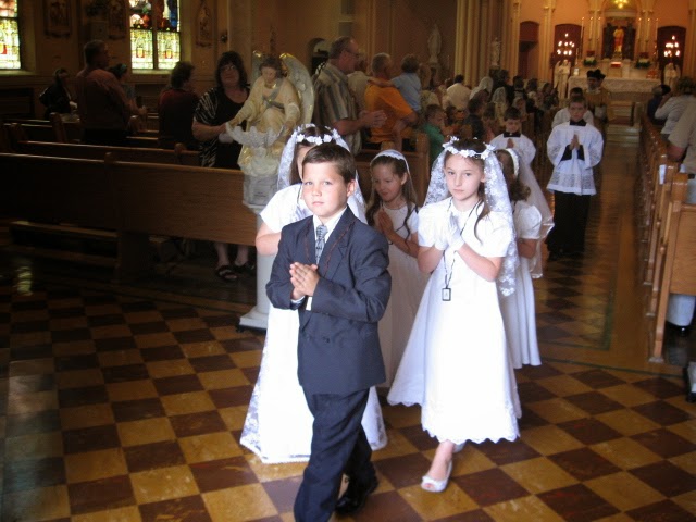 CATHOLICVS: Primeras Comuniones durante la Santa Misa Tridentina ...