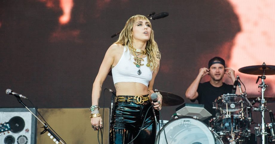 Miley Cyrus rende omaggio a Amy Winehouse