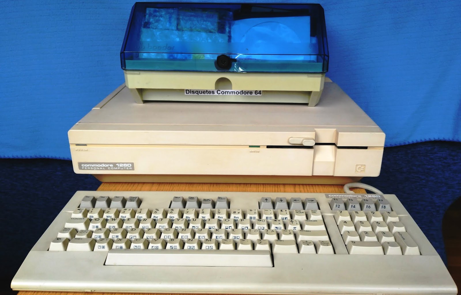Retro Ordenadores Orty: Commodore 128D (1985) (teclado "qwerty" y "qwertz")