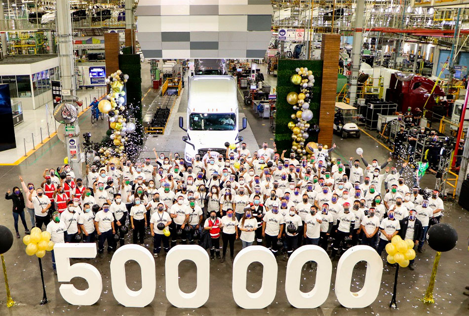 DIECIOCHO RUEDAS: DAIMLER PRODUCE 500.000 CASCADIA Y NEW CASCADIA EN ...