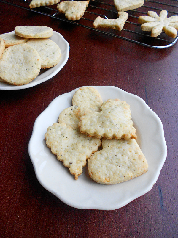 Easy Parmesan Basil Crackers - Confessions of a Confectionista