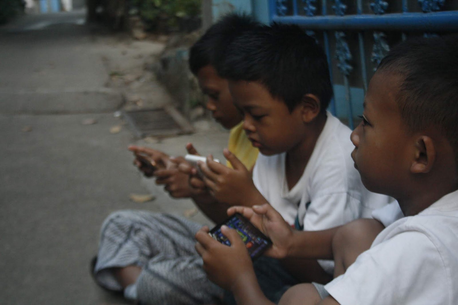 Dampak Gawai Terhadap Pembentukan Pribadi Anak Dampak Gawai Terhadap Pembentukan Pribadi Anak