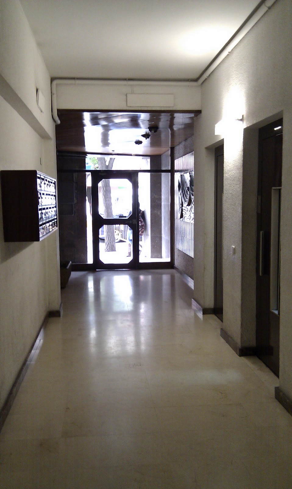 Light and Air · proyectos, obras y diseño: Entrada edificio de viviendas