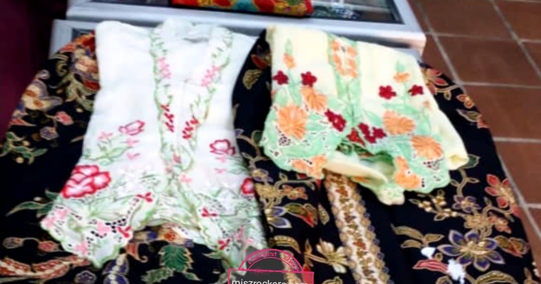 TEMA BAJU RAYA 2020 BERKEBAYA DAN BERKAIN BATIK | Ceritera Si Gadis Biru