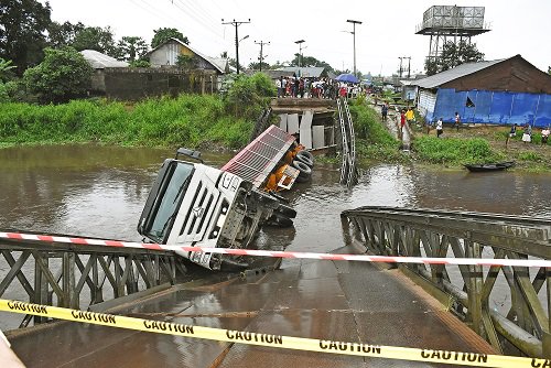 WELCOME TO CLIFF DBOSS BLOG.. : SEE HOW TRAILER DRIVER COLLAPSED A ...